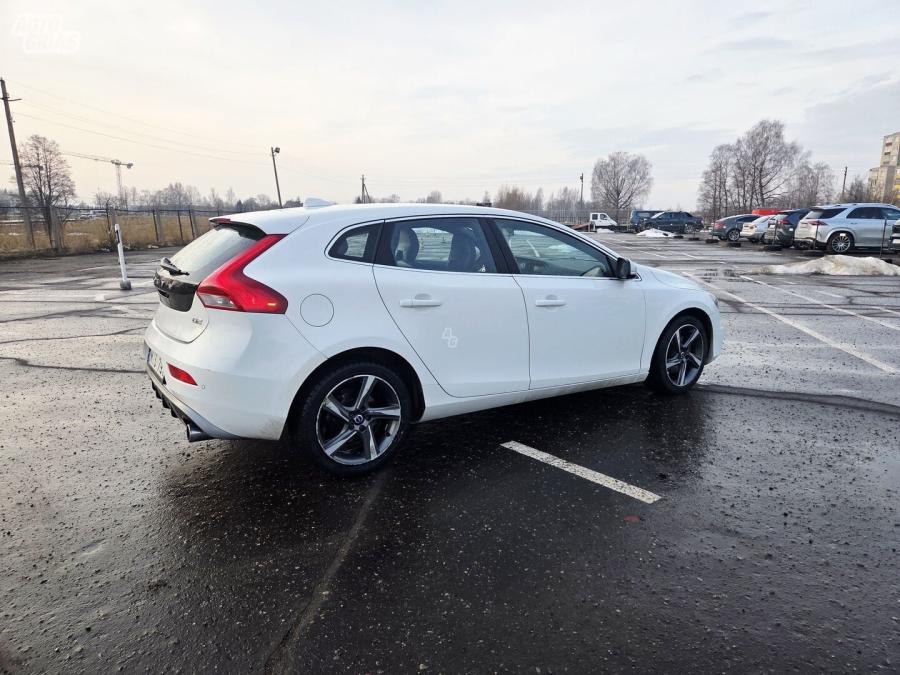White Volvo V40 2016 in Mazeikiai, with an engine capacity of 2.00 L and mileage of 276 thousand km for 7600 €, photo 4 on AUTOMOTO.COM.LV
