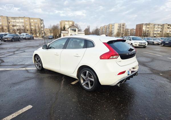 White Volvo V40 2016 in Mazeikiai, with an engine capacity of 2.00 L and mileage of 276 thousand km for 7600 €, photo 5 on AUTOMOTO.COM.LV