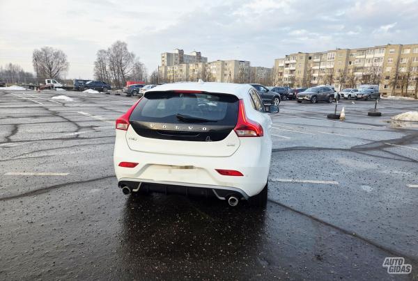 White Volvo V40 2016 in Mazeikiai, with an engine capacity of 2.00 L and mileage of 276 thousand km for 7600 €, photo 6 on AUTOMOTO.COM.LV