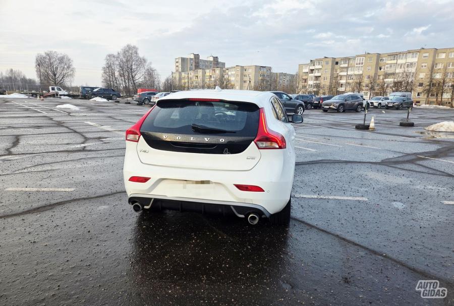 White Volvo V40 2016 in Mazeikiai, with an engine capacity of 2.00 L and mileage of 276 thousand km for 7600 €, photo 6 on AUTOMOTO.COM.LV