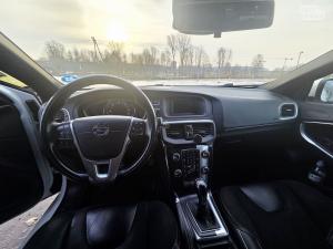 White Volvo V40 2016 in Mazeikiai, with an engine capacity of 2.00 L and mileage of 276 thousand km for 7600 €, photo 8 on AUTOMOTO.COM.LV