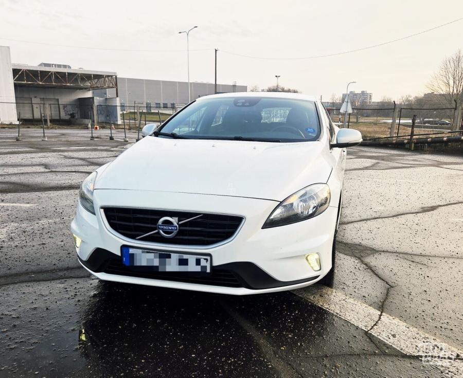 White Volvo V40 2016 in Mazeikiai, with an engine capacity of 2.00 L and mileage of 278 thousand km for 6999 €, photo 1 on AUTOMOTO.COM.LV