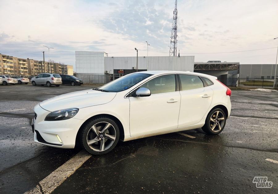 White Volvo V40 2016 in Mazeikiai, with an engine capacity of 2.00 L and mileage of 278 thousand km for 6999 €, photo 3 on AUTOMOTO.COM.LV