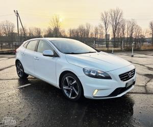 White Volvo V40 2016 in Mazeikiai, with an engine capacity of 2.00 L and mileage of 278 thousand km for 6999 €, photo 4 on AUTOMOTO.COM.LV
