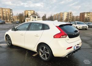 White Volvo V40 2016 in Mazeikiai, with an engine capacity of 2.00 L and mileage of 278 thousand km for 6999 €, photo 5 on AUTOMOTO.COM.LV