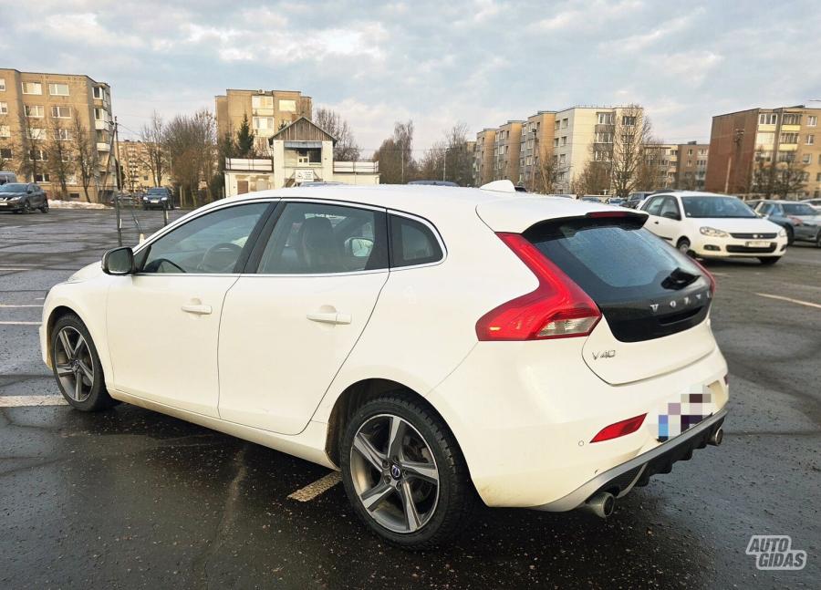 White Volvo V40 2016 in Mazeikiai, with an engine capacity of 2.00 L and mileage of 278 thousand km for 6999 €, photo 5 on AUTOMOTO.COM.LV