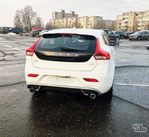 White Volvo V40 2016 in Mazeikiai, with an engine capacity of 2.00 L and mileage of 278 thousand km for 6999 €, photo 6 on AUTOMOTO.COM.LV