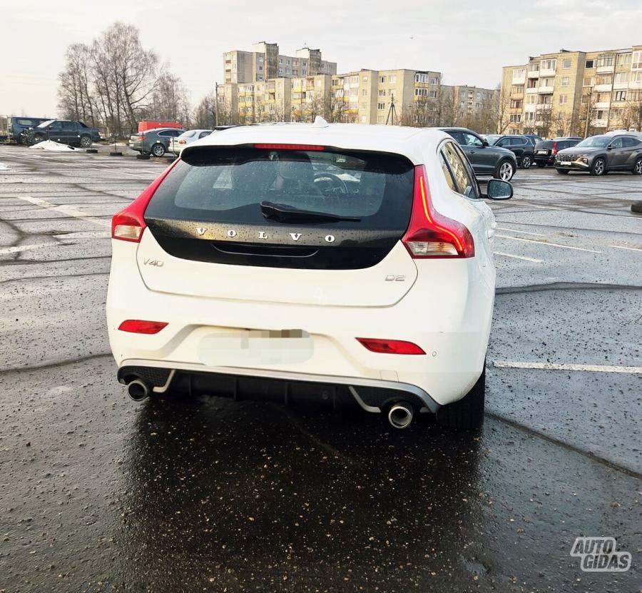 White Volvo V40 2016 in Mazeikiai, with an engine capacity of 2.00 L and mileage of 278 thousand km for 6999 €, photo 6 on AUTOMOTO.COM.LV