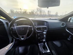White Volvo V40 2016 in Mazeikiai, with an engine capacity of 2.00 L and mileage of 278 thousand km for 6999 €, photo 7 on AUTOMOTO.COM.LV