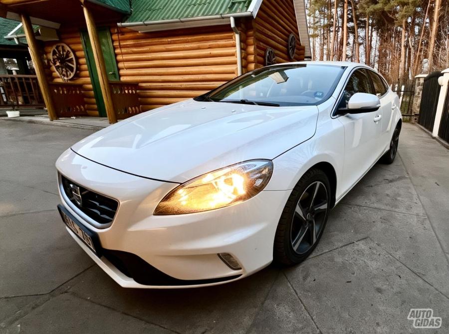 White Volvo V40 2016 in Mazeikiai, with an engine capacity of 2.00 L and mileage of 278 thousand km for 6500 €, photo 1 on AUTOMOTO.COM.LV