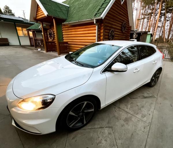 White Volvo V40 2016 in Mazeikiai, with an engine capacity of 2.00 L and mileage of 278 thousand km for 6500 €, photo 2 on AUTOMOTO.COM.LV