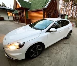 White Volvo V40 2016 in Mazeikiai, with an engine capacity of 2.00 L and mileage of 278 thousand km for 6500 €, photo 3 on AUTOMOTO.COM.LV