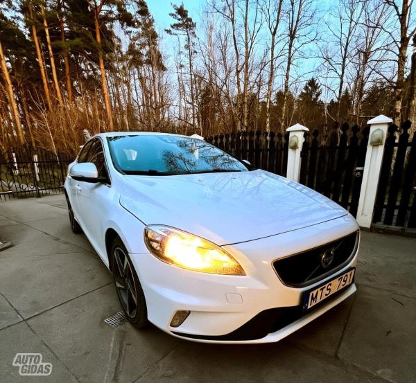 White Volvo V40 2016 in Mazeikiai, with an engine capacity of 2.00 L and mileage of 278 thousand km for 6500 €, photo 3 on AUTOMOTO.COM.LV