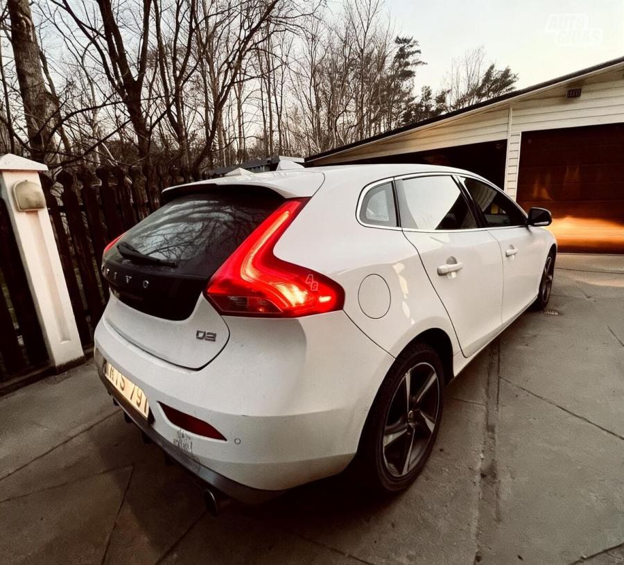 White Volvo V40 2016 in Mazeikiai, with an engine capacity of 2.00 L and mileage of 278 thousand km for 6500 €, photo 5 on AUTOMOTO.COM.LV