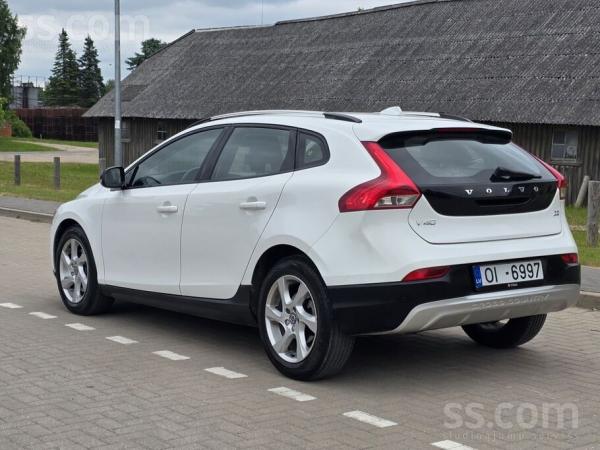 White Volvo V40 2016 in Cesis, with an engine capacity of 2.00 L and mileage of 26 thousand km for 7770 €, photo 10 on AUTOMOTO.COM.LV