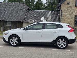 Белый Вольво В40 2016 в Цесис, объемом двигателя 2.00 л и пробегом 26 тыс. км за 7770 €, фото 12 на AUTOMOTO.COM.LV