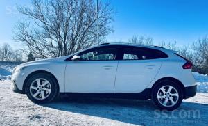 Balts Volvo V40 2016 Rīga, ar dzinēja tilpumu 2.00 L un nobraukumu 230 tūkst. km par 7750 €, foto 5 vietnē AUTOMOTO.COM.LV