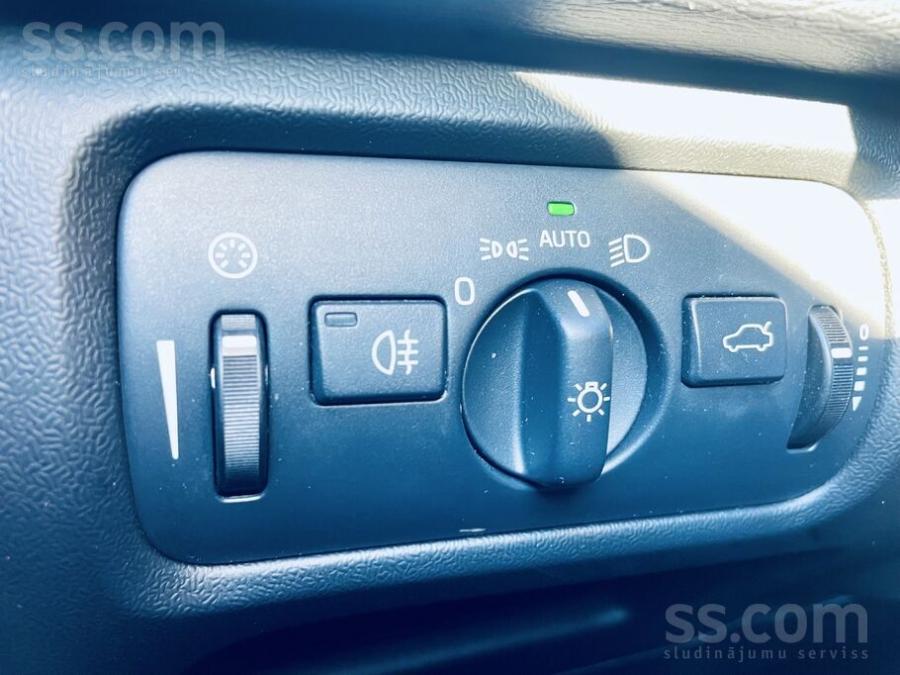 Balts Volvo V40 2016 Rīga, ar dzinēja tilpumu 2.00 L un nobraukumu 230 tūkst. km par 7750 €, foto 25 vietnē AUTOMOTO.COM.LV