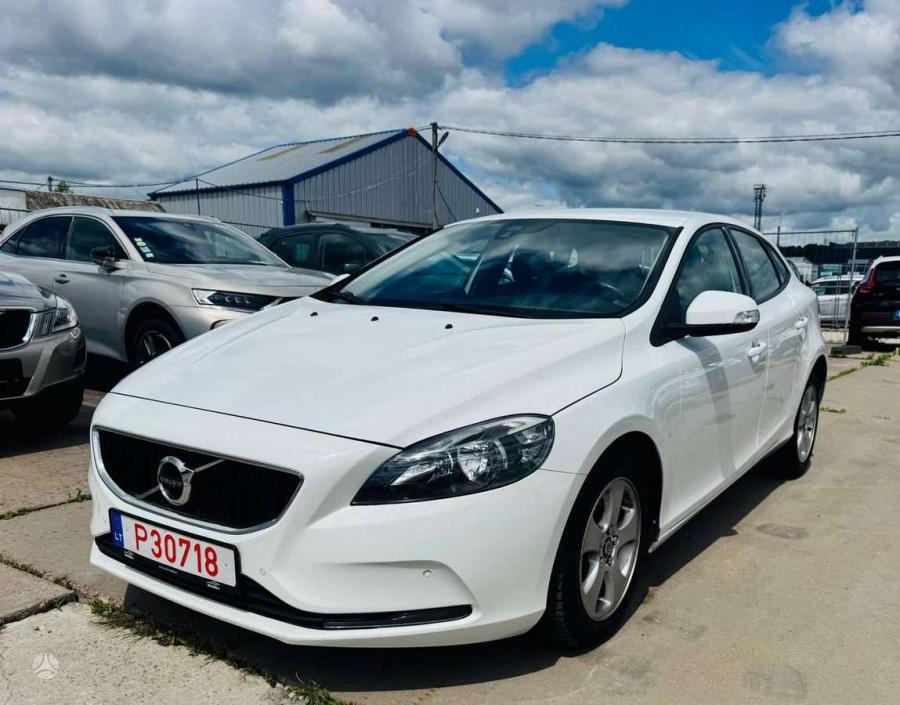 White Volvo V40 2016 in Kaunas, with an engine capacity of 1.97 L and mileage of 210 thousand km for 8800 €, photo 1 on AUTOMOTO.COM.LV