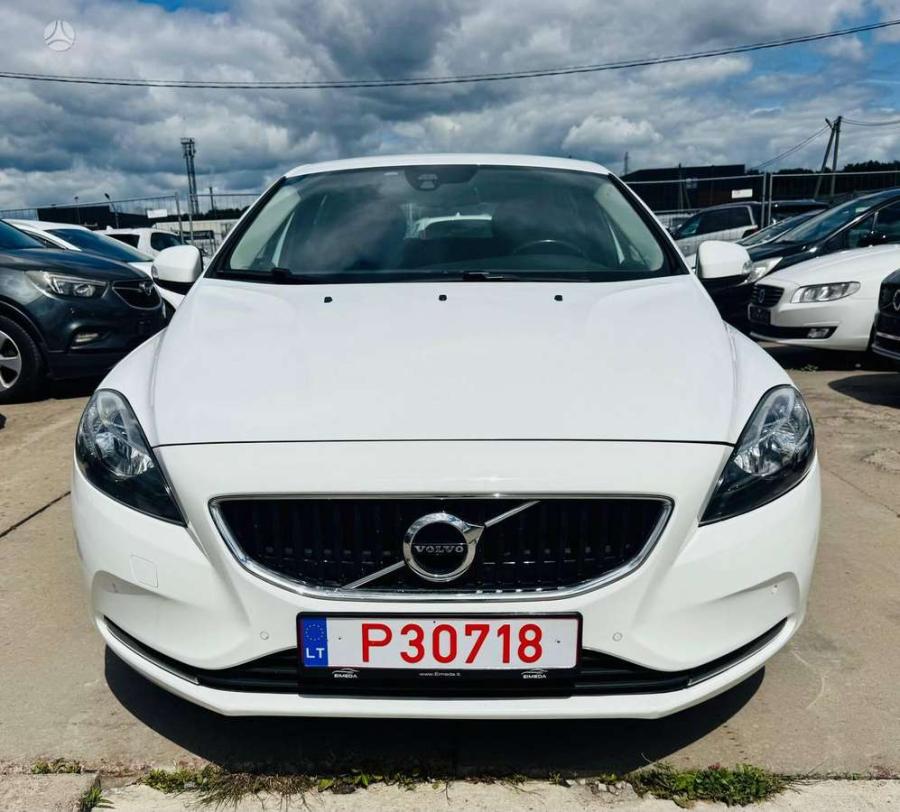 White Volvo V40 2016 in Kaunas, with an engine capacity of 1.97 L and mileage of 210 thousand km for 8800 €, photo 3 on AUTOMOTO.COM.LV