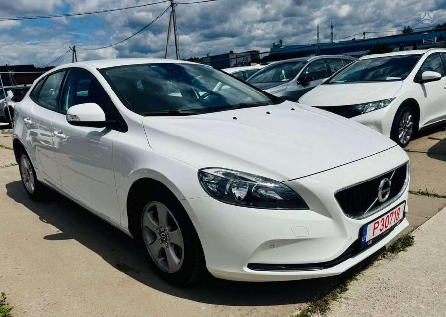 White Volvo V40 2016 in Kaunas, with an engine capacity of 1.97 L and mileage of 210 thousand km for 8800 €, photo 4 on AUTOMOTO.COM.LV