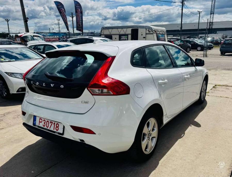 White Volvo V40 2016 in Kaunas, with an engine capacity of 1.97 L and mileage of 210 thousand km for 8800 €, photo 5 on AUTOMOTO.COM.LV