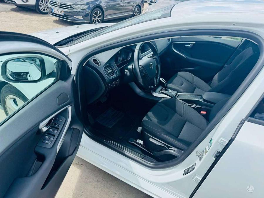 White Volvo V40 2016 in Kaunas, with an engine capacity of 1.97 L and mileage of 210 thousand km for 8800 €, photo 8 on AUTOMOTO.COM.LV