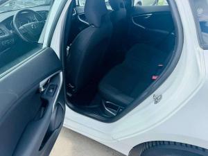 White Volvo V40 2016 in Kaunas, with an engine capacity of 1.97 L and mileage of 210 thousand km for 8800 €, photo 9 on AUTOMOTO.COM.LV