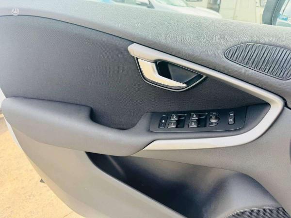 White Volvo V40 2016 in Kaunas, with an engine capacity of 1.97 L and mileage of 210 thousand km for 8800 €, photo 10 on AUTOMOTO.COM.LV