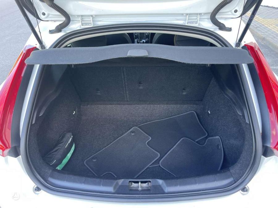 Balts Volvo V40 2016 Kauņa, ar dzinēja tilpumu 1.97 L un nobraukumu 196 tūkst. km par 6950 €, foto 34 vietnē AUTOMOTO.COM.LV