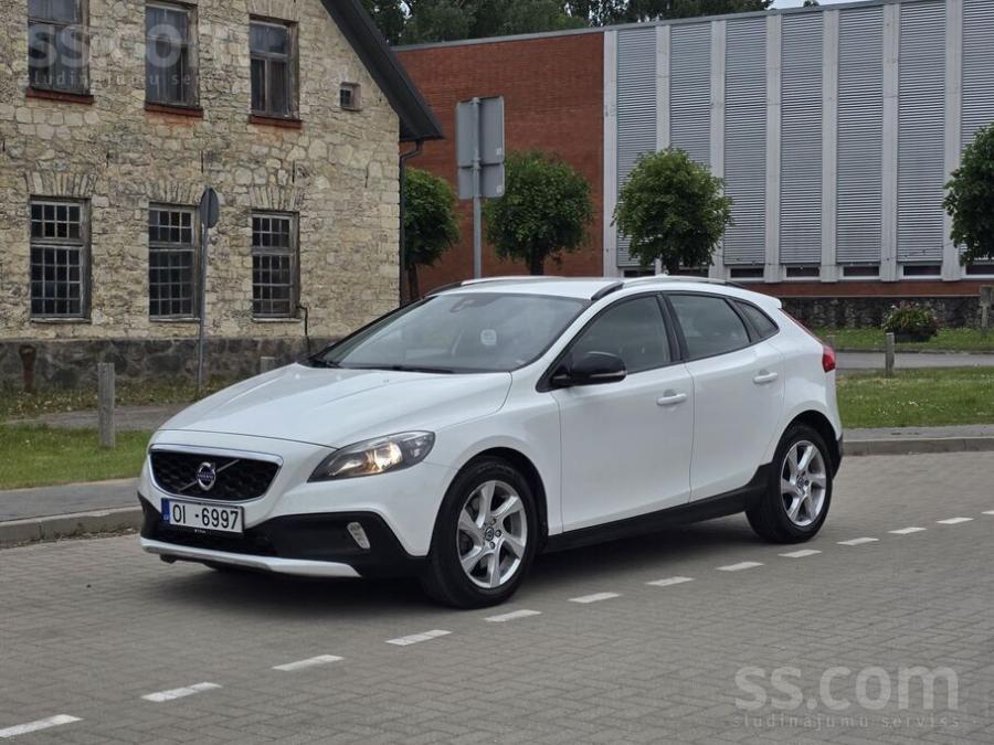 Balts Volvo V40 2016 Cēsis, ar dzinēja tilpumu 2.00 L un nobraukumu 262 tūkst. km par 7450 €, foto 1 vietnē AUTOMOTO.COM.LV