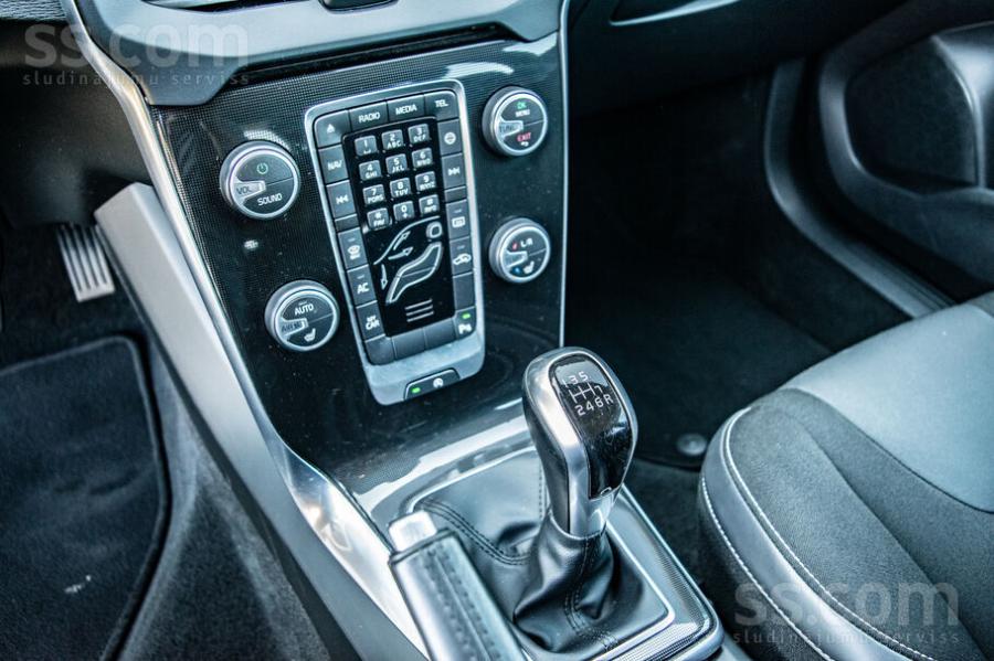 Balts Volvo V40 2016 Rīga, ar dzinēja tilpumu 2.00 L un nobraukumu 280 tūkst. km par 7500 €, foto 24 vietnē AUTOMOTO.COM.LV