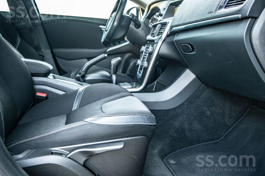 Balts Volvo V40 2016 Rīga, ar dzinēja tilpumu 2.00 L un nobraukumu 280 tūkst. km par 7500 €, foto 32 vietnē AUTOMOTO.COM.LV