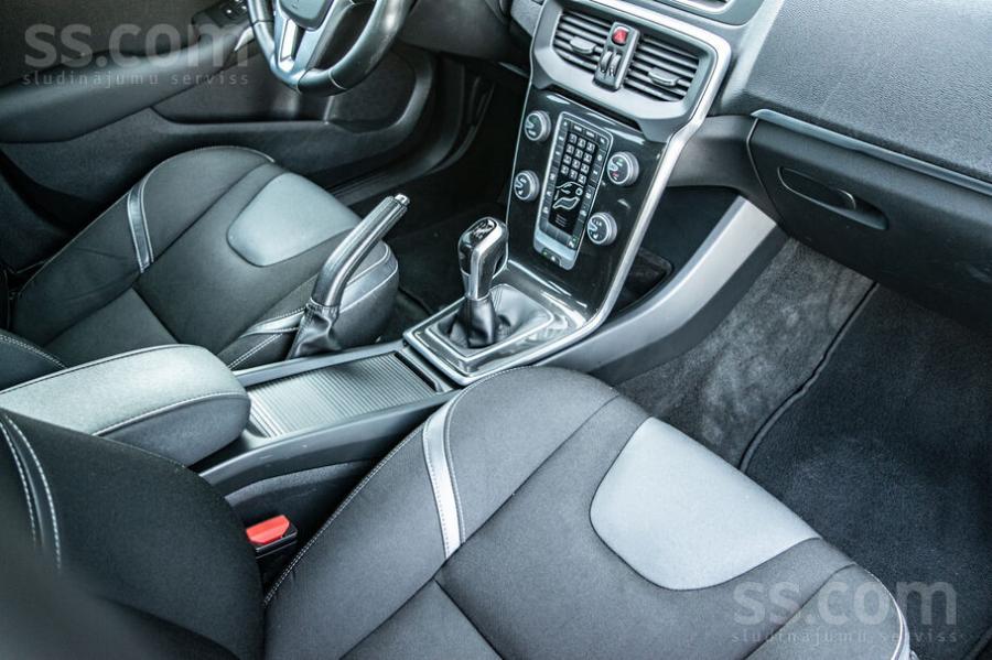Balts Volvo V40 2016 Rīga, ar dzinēja tilpumu 2.00 L un nobraukumu 280 tūkst. km par 7500 €, foto 33 vietnē AUTOMOTO.COM.LV