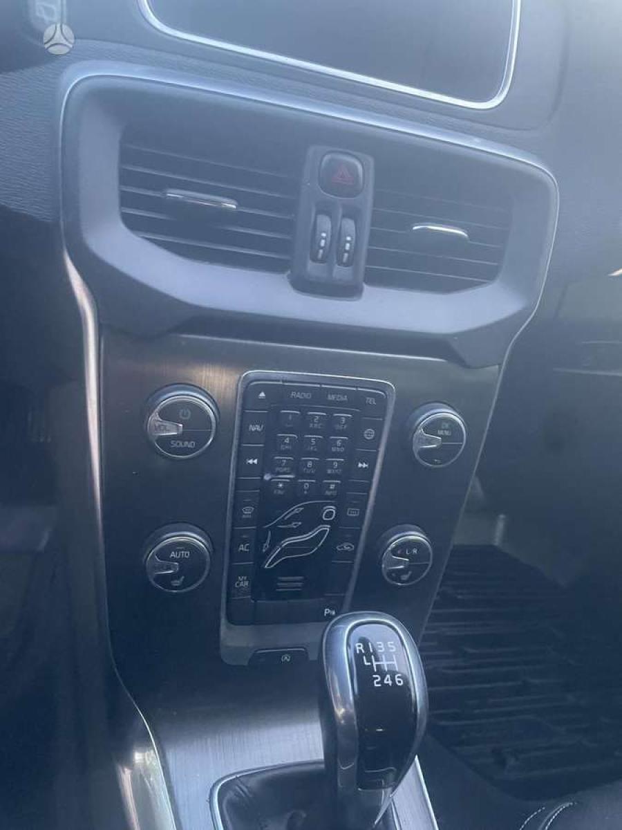 Balts Volvo V40 2016 Jurbarkas, ar dzinēja tilpumu 1.56 L un nobraukumu 305 tūkst. km par 5000 €, foto 17 vietnē AUTOMOTO.COM.LV