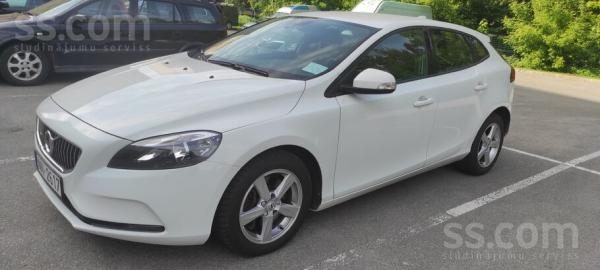 White Volvo V40 2016 in Riga, with an engine capacity of 2.00 L and mileage of 153 thousand km for 9000 €, photo 2 on AUTOMOTO.COM.LV