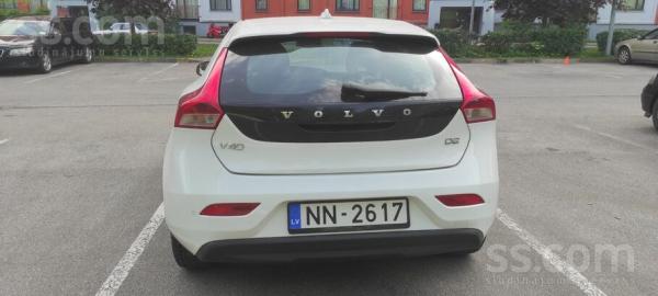 White Volvo V40 2016 in Riga, with an engine capacity of 2.00 L and mileage of 153 thousand km for 9000 €, photo 4 on AUTOMOTO.COM.LV