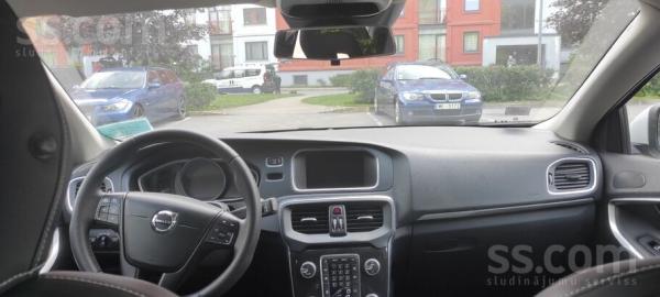 White Volvo V40 2016 in Riga, with an engine capacity of 2.00 L and mileage of 153 thousand km for 9000 €, photo 5 on AUTOMOTO.COM.LV