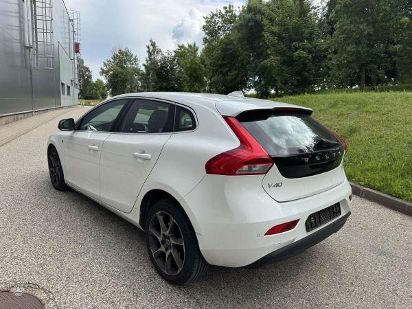 Balts Volvo V40 2016 Alīta, ar dzinēja tilpumu 2.00 L un nobraukumu 289 tūkst. km par 4750 €, foto 3 vietnē AUTOMOTO.COM.LV