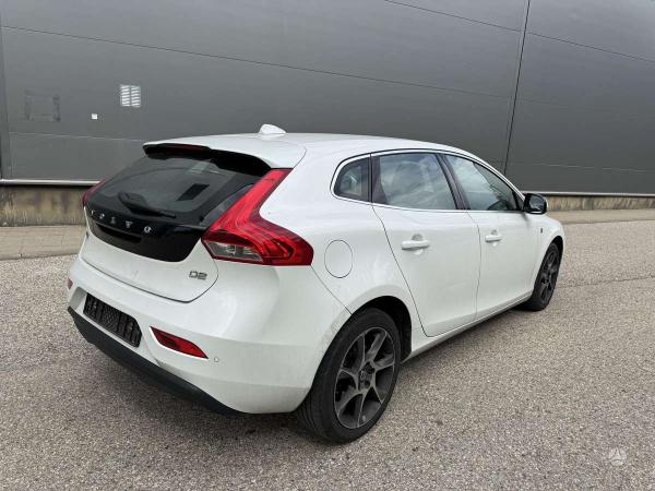 Balts Volvo V40 2016 Alīta, ar dzinēja tilpumu 2.00 L un nobraukumu 289 tūkst. km par 4750 €, foto 4 vietnē AUTOMOTO.COM.LV