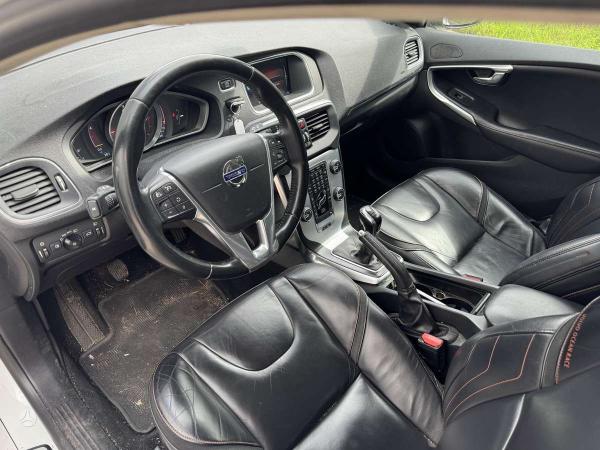 Balts Volvo V40 2016 Alīta, ar dzinēja tilpumu 2.00 L un nobraukumu 289 tūkst. km par 4750 €, foto 7 vietnē AUTOMOTO.COM.LV