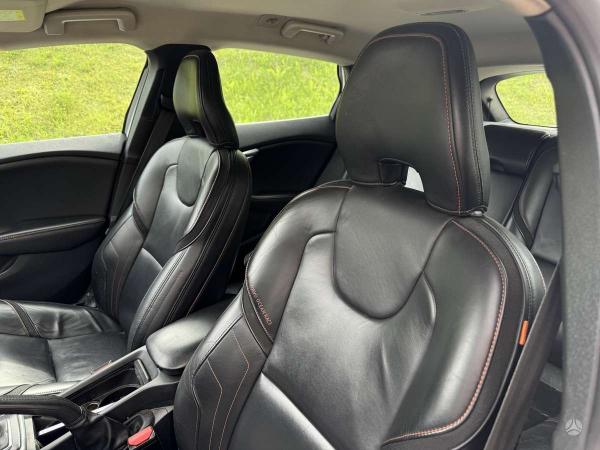 Balts Volvo V40 2016 Alīta, ar dzinēja tilpumu 2.00 L un nobraukumu 289 tūkst. km par 4750 €, foto 8 vietnē AUTOMOTO.COM.LV