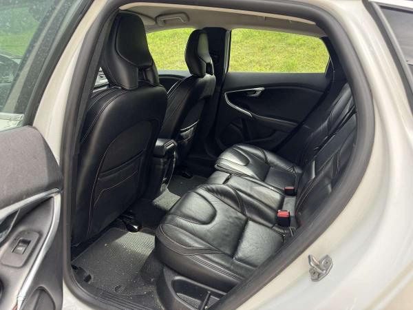 Balts Volvo V40 2016 Alīta, ar dzinēja tilpumu 2.00 L un nobraukumu 289 tūkst. km par 4750 €, foto 10 vietnē AUTOMOTO.COM.LV