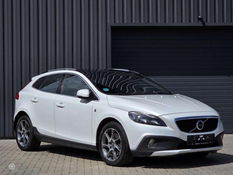 White Volvo V40 2016 in Kaunas, with an engine capacity of 2.00 L and mileage of 298 thousand km for 7950 €, photo 1 on AUTOMOTO.COM.LV