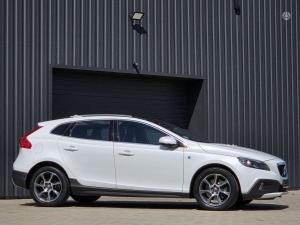 White Volvo V40 2016 in Kaunas, with an engine capacity of 2.00 L and mileage of 298 thousand km for 7950 €, photo 3 on AUTOMOTO.COM.LV