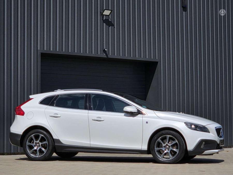 White Volvo V40 2016 in Kaunas, with an engine capacity of 2.00 L and mileage of 298 thousand km for 7950 €, photo 3 on AUTOMOTO.COM.LV