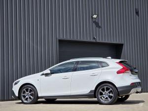 White Volvo V40 2016 in Kaunas, with an engine capacity of 2.00 L and mileage of 298 thousand km for 7950 €, photo 4 on AUTOMOTO.COM.LV