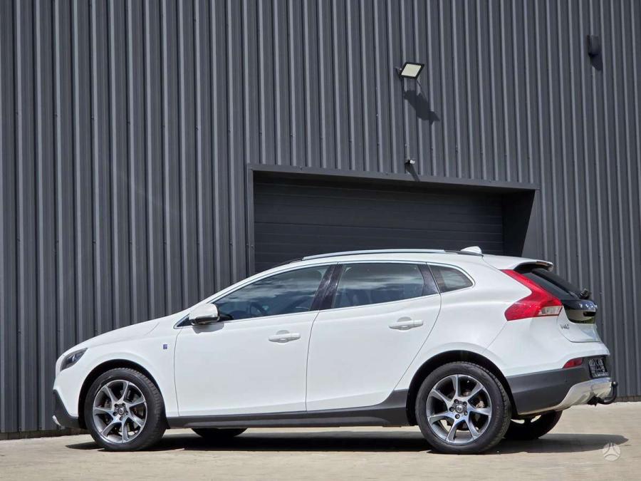 White Volvo V40 2016 in Kaunas, with an engine capacity of 2.00 L and mileage of 298 thousand km for 7950 €, photo 4 on AUTOMOTO.COM.LV