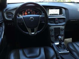 White Volvo V40 2016 in Kaunas, with an engine capacity of 2.00 L and mileage of 298 thousand km for 7950 €, photo 5 on AUTOMOTO.COM.LV