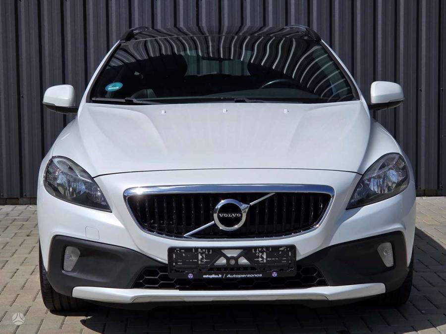 White Volvo V40 2016 in Kaunas, with an engine capacity of 2.00 L and mileage of 298 thousand km for 7950 €, photo 7 on AUTOMOTO.COM.LV